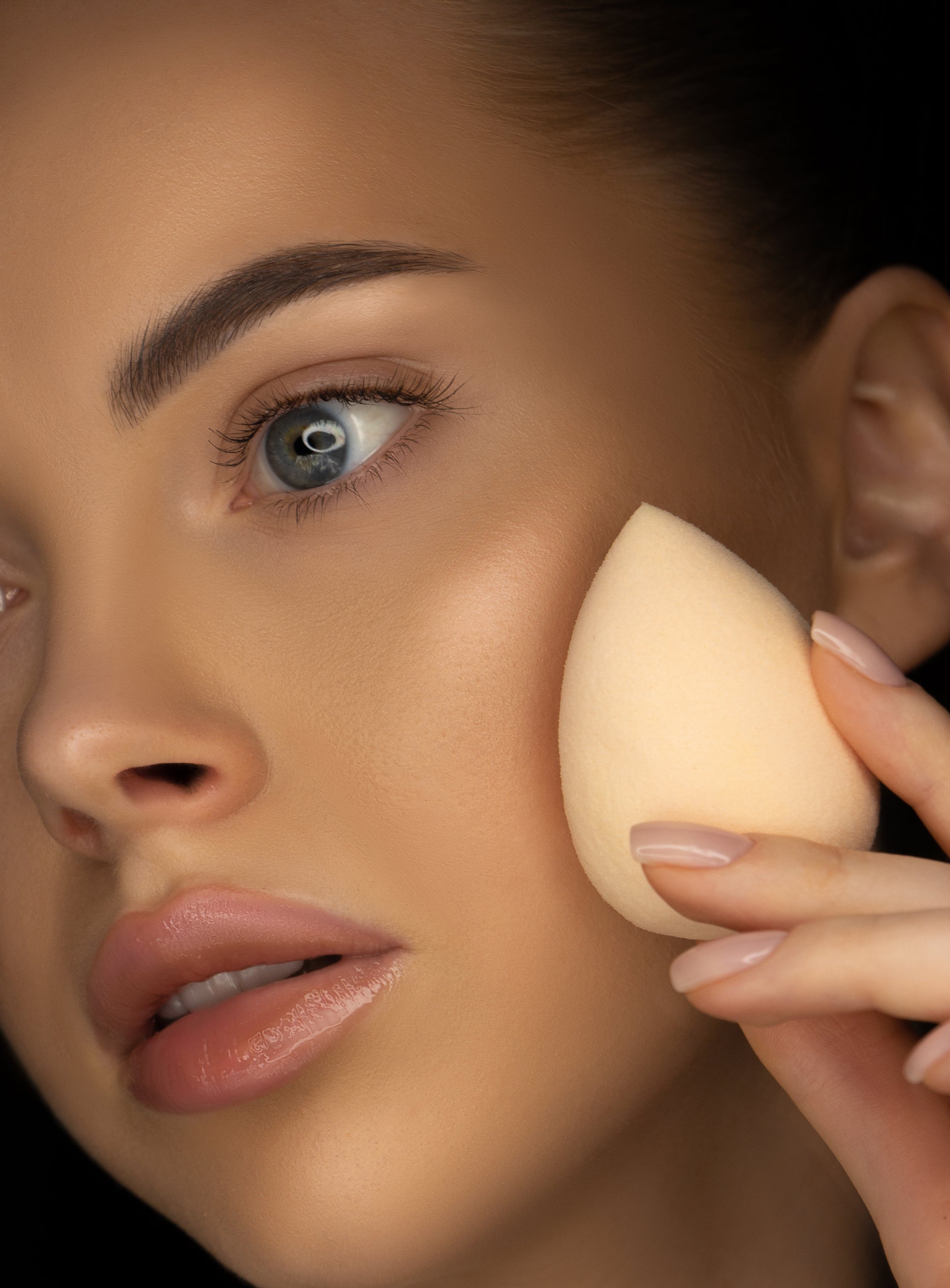 Blending Sponge for Flawless Makeup Application & Contouring – Sakya